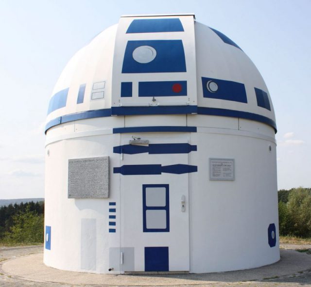 Super fan transforms observatory into a giant R2-D2 - Fantha Tracks ...