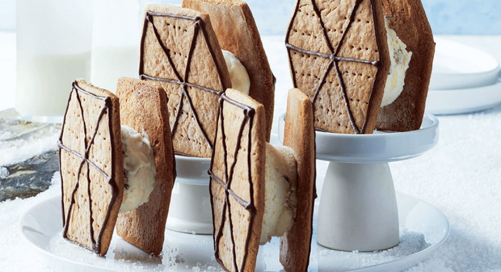 Book Review: Star Wars: Galactic Baking: The Official Cookbook of Sweet ...