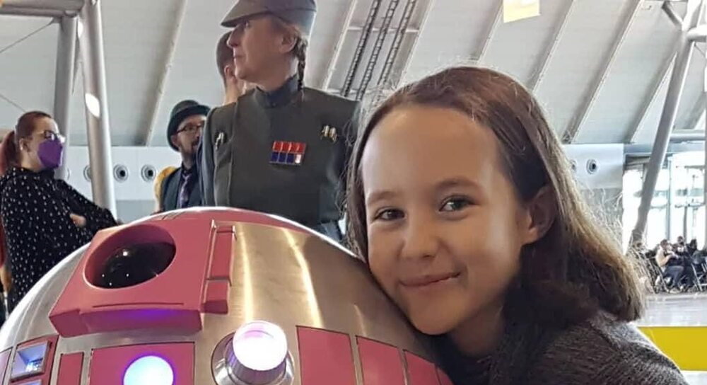 Vivien Lyra Blair meets R2-KT - Fantha Tracks | Daily Star Wars News