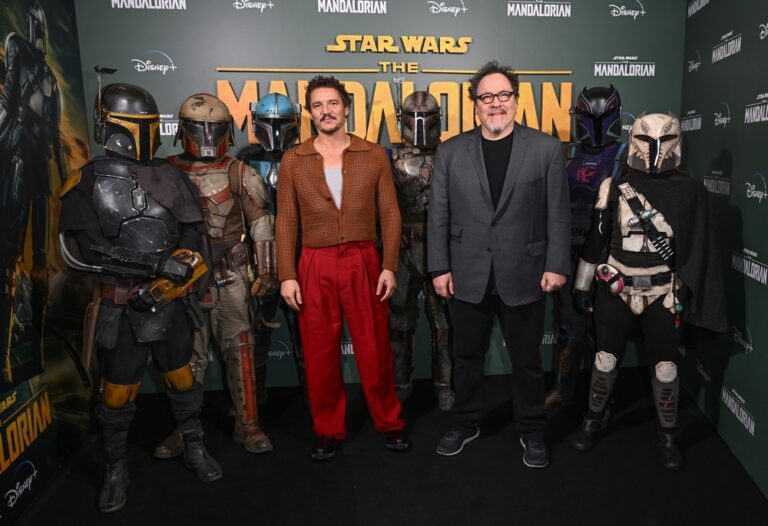 The Mandalorian: Jon Favreau and Pedro Pascal visit The Forge - Fantha ...