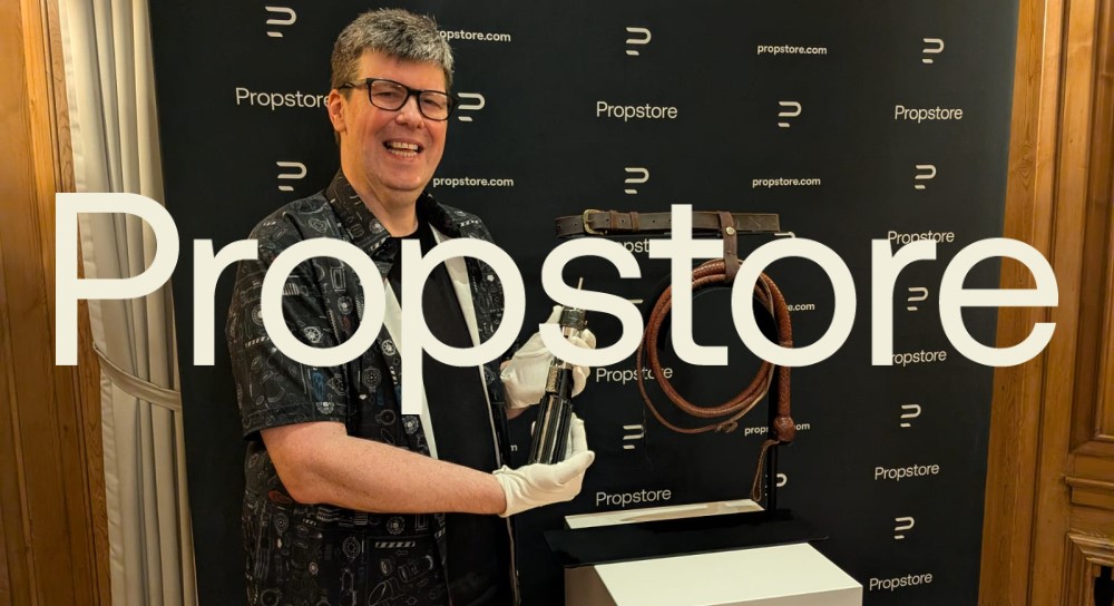 Fantha Tracks on the road: Propstore display hero lightsaber from ...