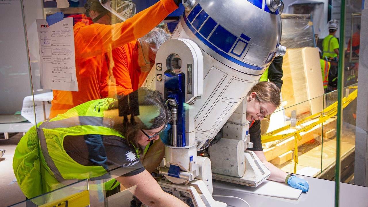Adam Savage: How his R2-D2 was prepped for display at the Smithsonian ...